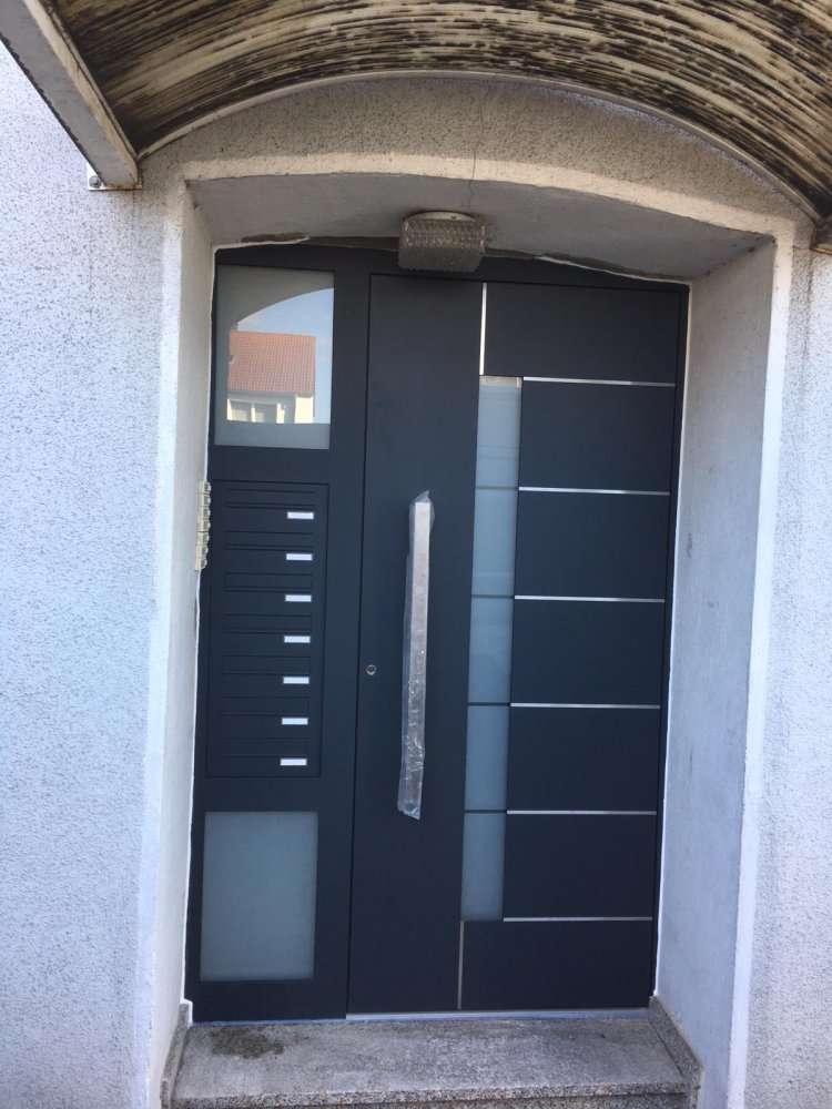 Haustur Mit Briefkasten Im Seitenteil